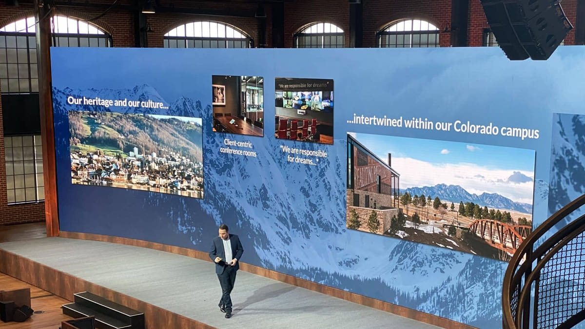 Backdrop là gì? Backdrop và background khác nhau như nào?